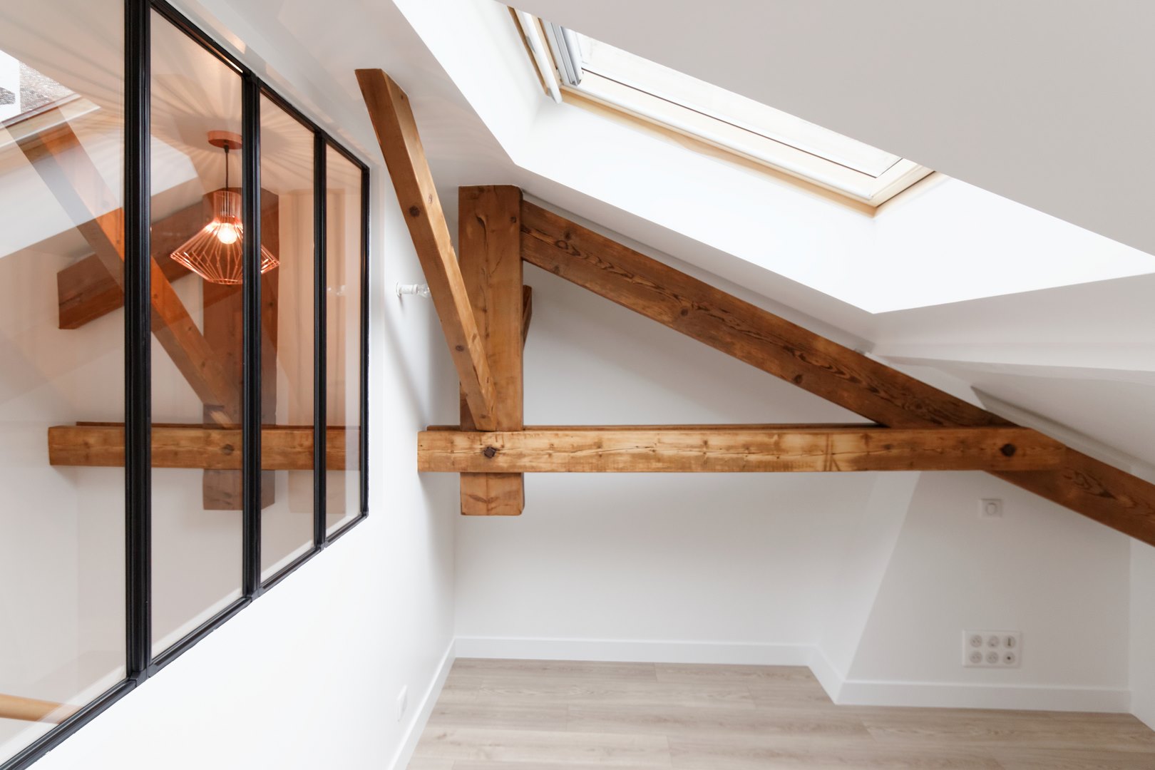 Loft sous comble aménagé pour location structures apparentes